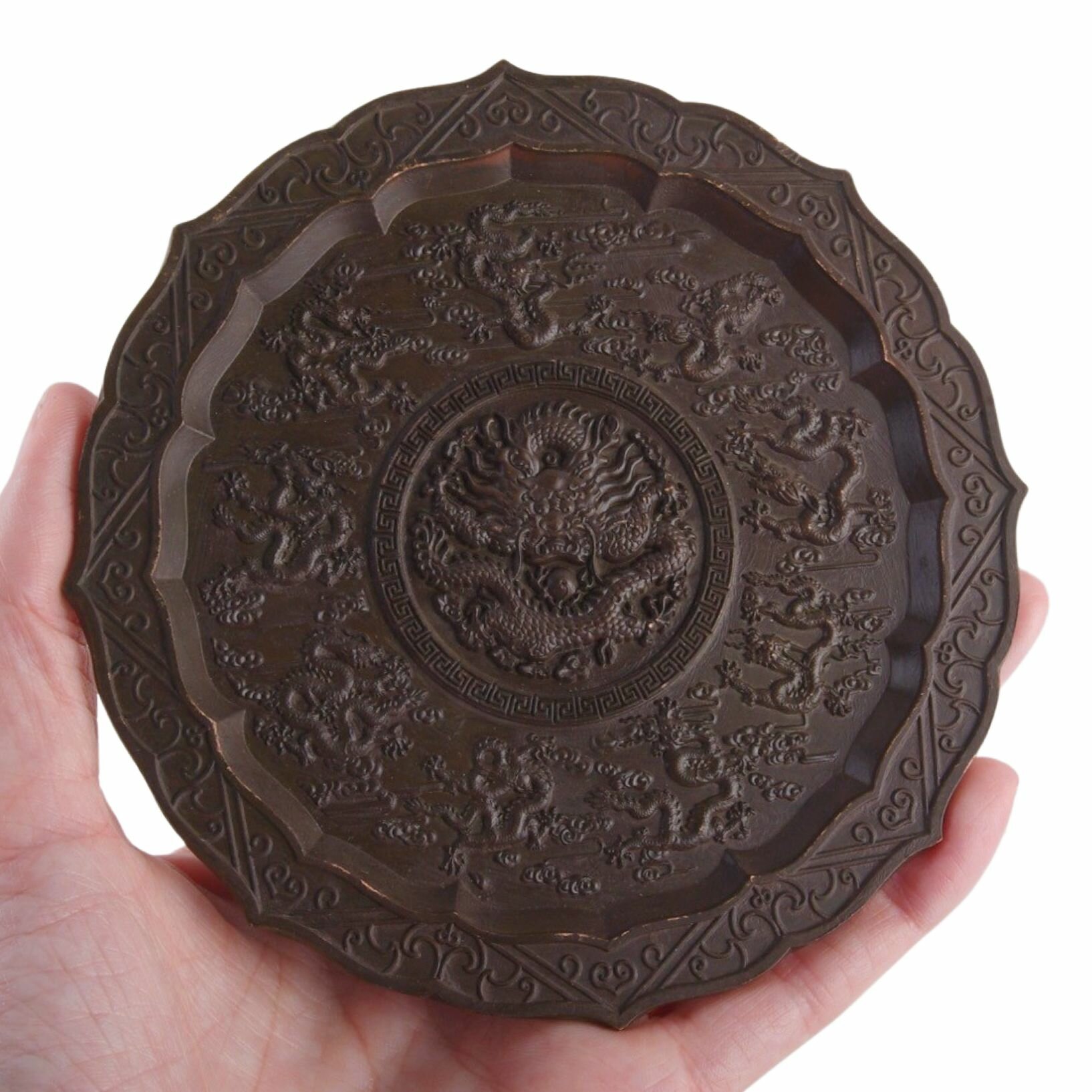 Блюдце для благовоний, пепельница "Дракон с жемчужиной". Символ 2024 года. Металл, чеканка. Китай, вторая половина ХХ века. Для медитаций. половина ХХ века. Для медитаций