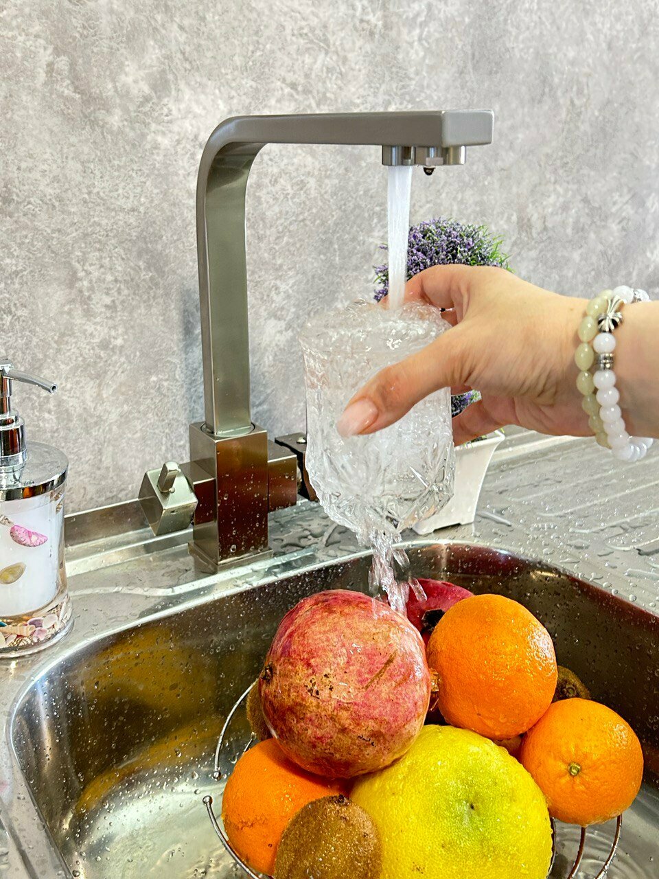 Смеситель для кухни из латуни с поворотным изливом под фильтр V15004-G цвет сатин от бренда Vieir