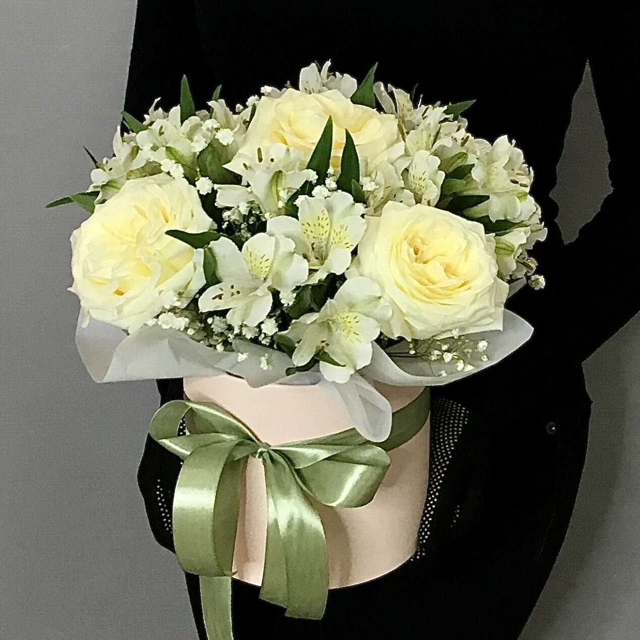 Композиция с пионовидными розами и альстромерией Солнечная