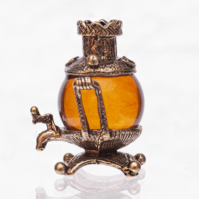 Фигурка из латуни с натуральным янтарем Самовар миниатюра 1,5 см