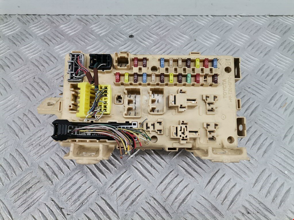 Блок предохранителей Toyota Avensis 2 (T250) 82641CA010 арт. 1884189