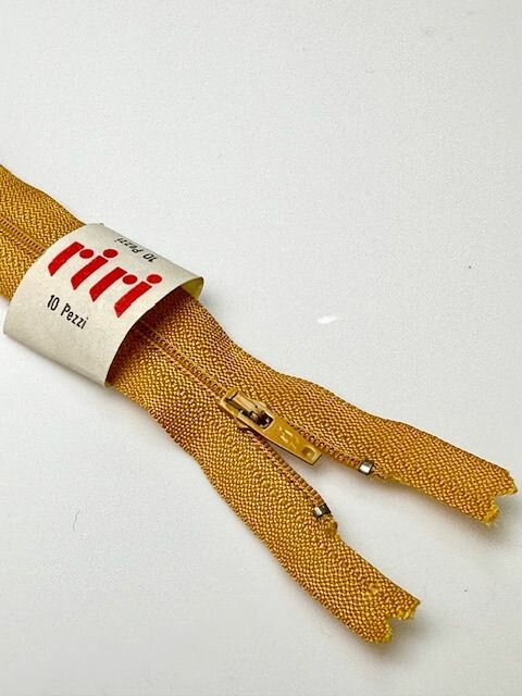 Молния пластиковая, спиральная, неразъёмная riri, 18 см. Цвет тесьмы охра (темно-желтый). Брючная.