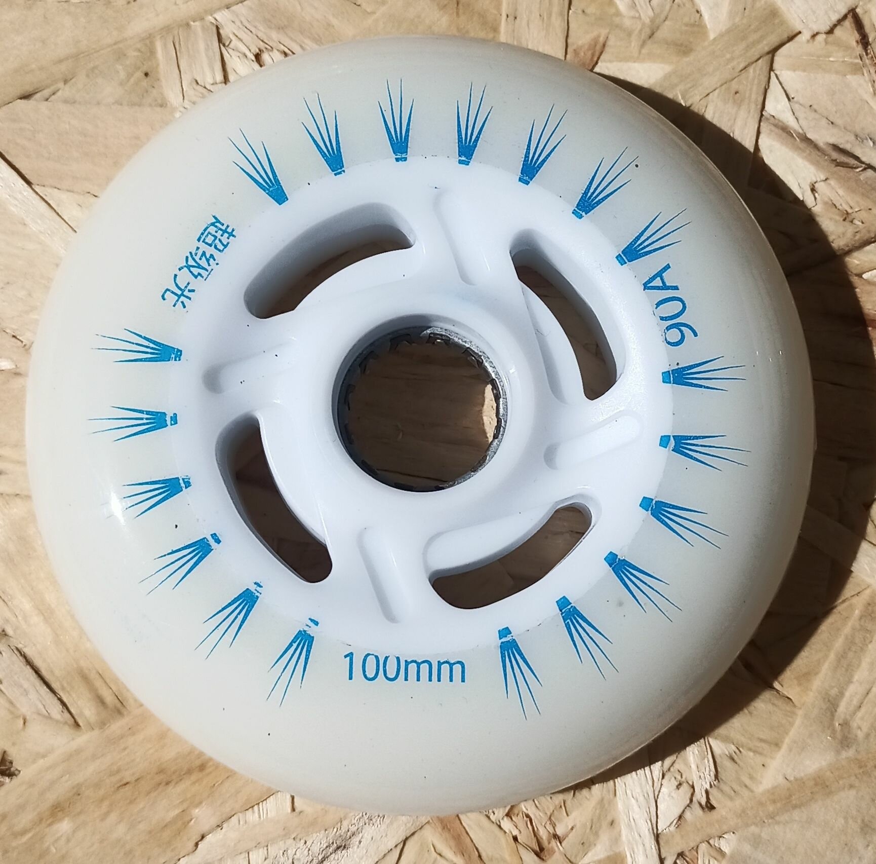 6 светящихся колес 100мм для роликов. Северное сияние. Светится синим цветом.