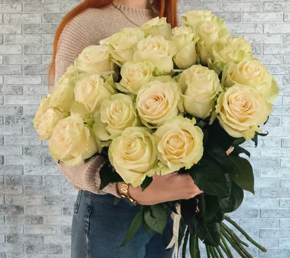 Живые цветы букет белых роз из 21 шт. 70 см. Моно букет из белых роз эквадор под ленту