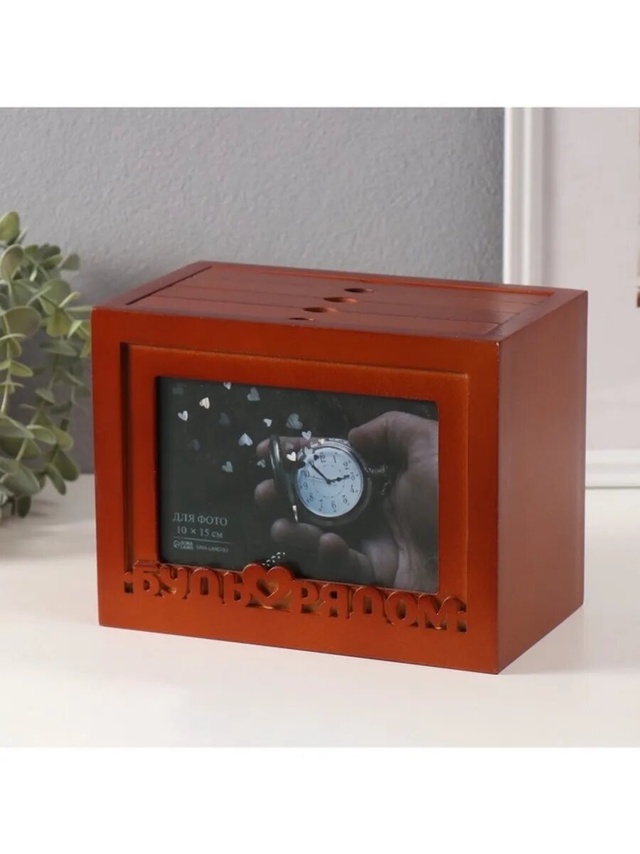 Элегантный фотоархив с рамкой из красного дерева