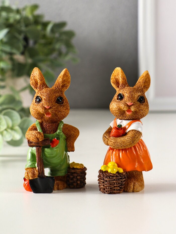 Фигурка полистоун «Зайчик-огородник с корзиной с урожаем», 4.8×3.2×9 см, микс