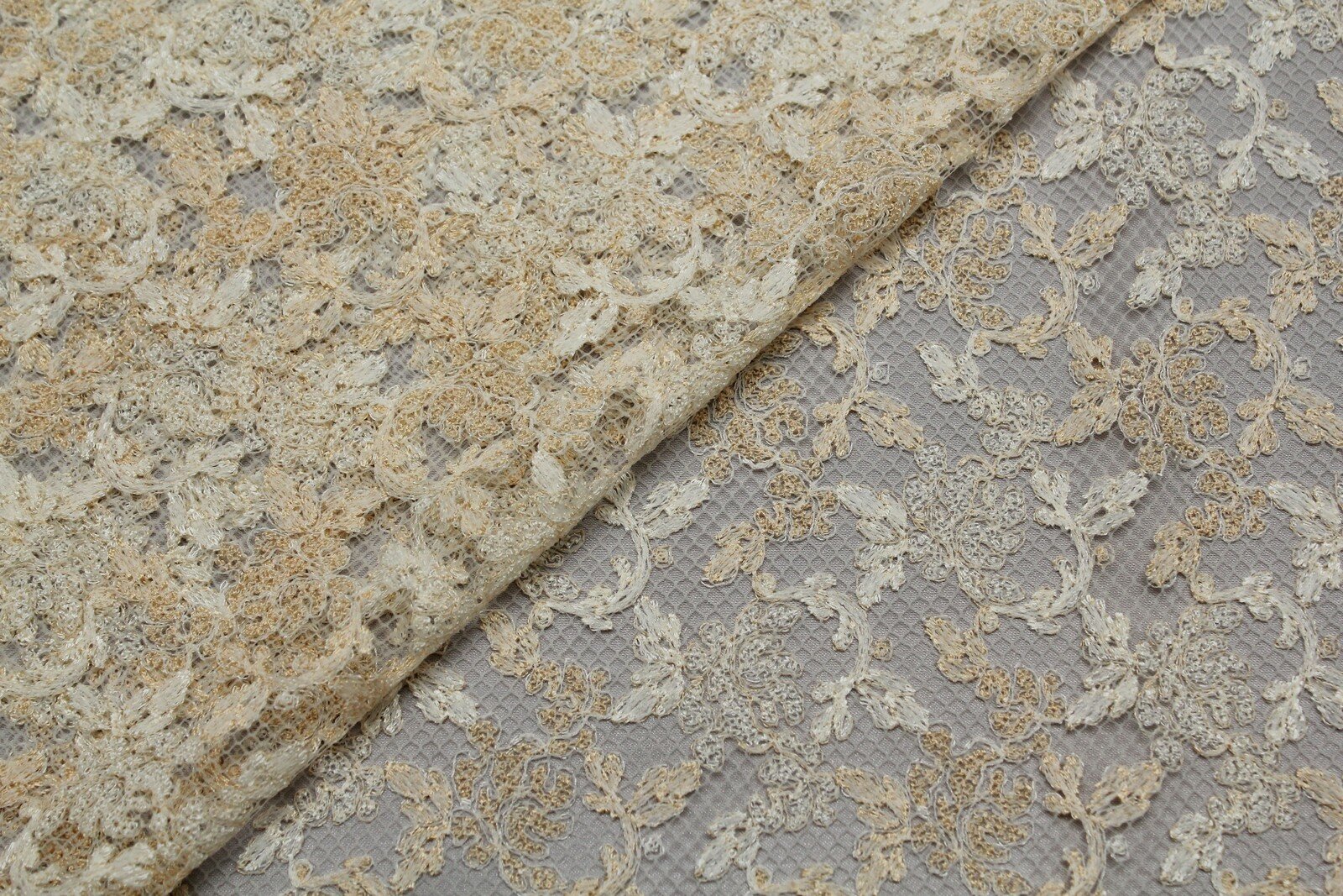 Ткань Вышивка на сетке Giardina бежево-молочная, ш126см, 0,5 м