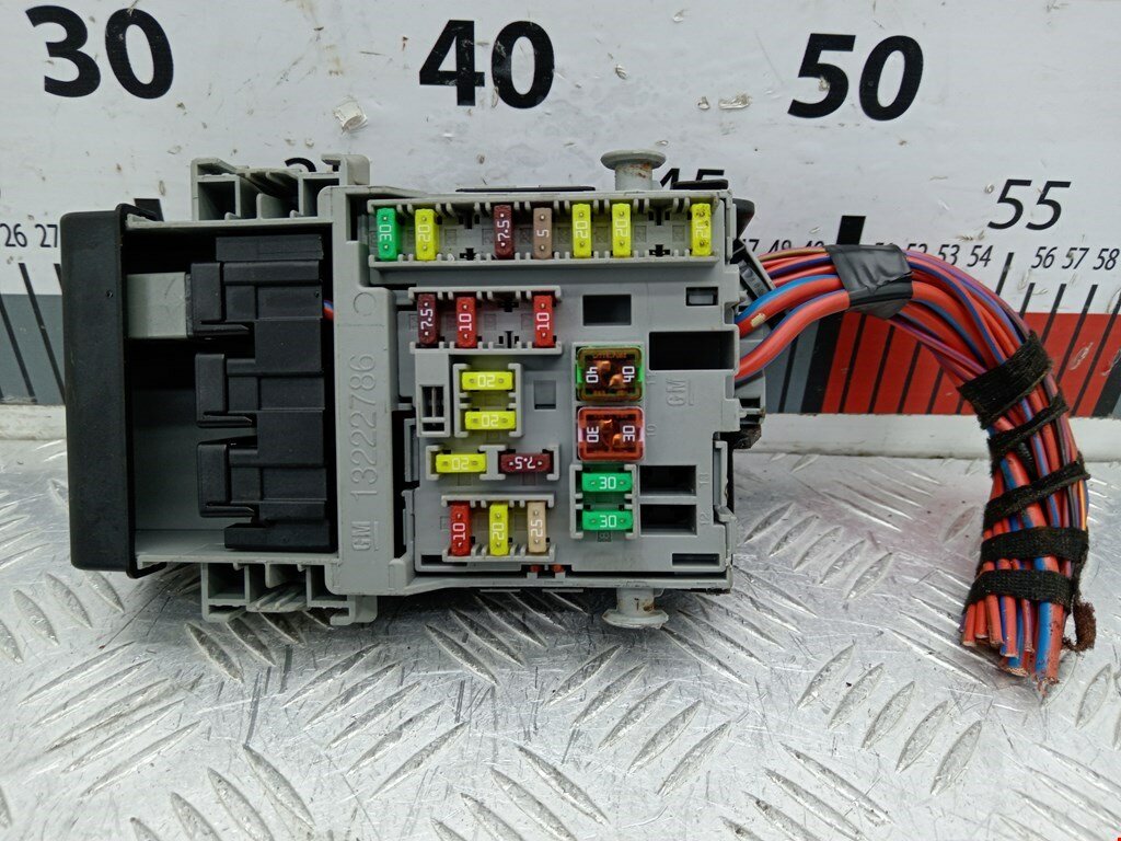 Блок предохранителей Opel Astra J 13222786 арт. 1971045