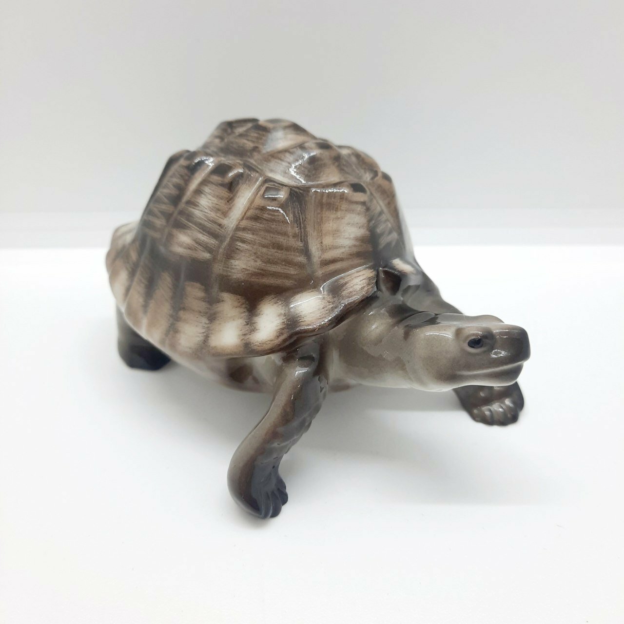 Статуэтка "Черепаха со светлым панцирем", скульптор М. Ю. Никольская, фарфор