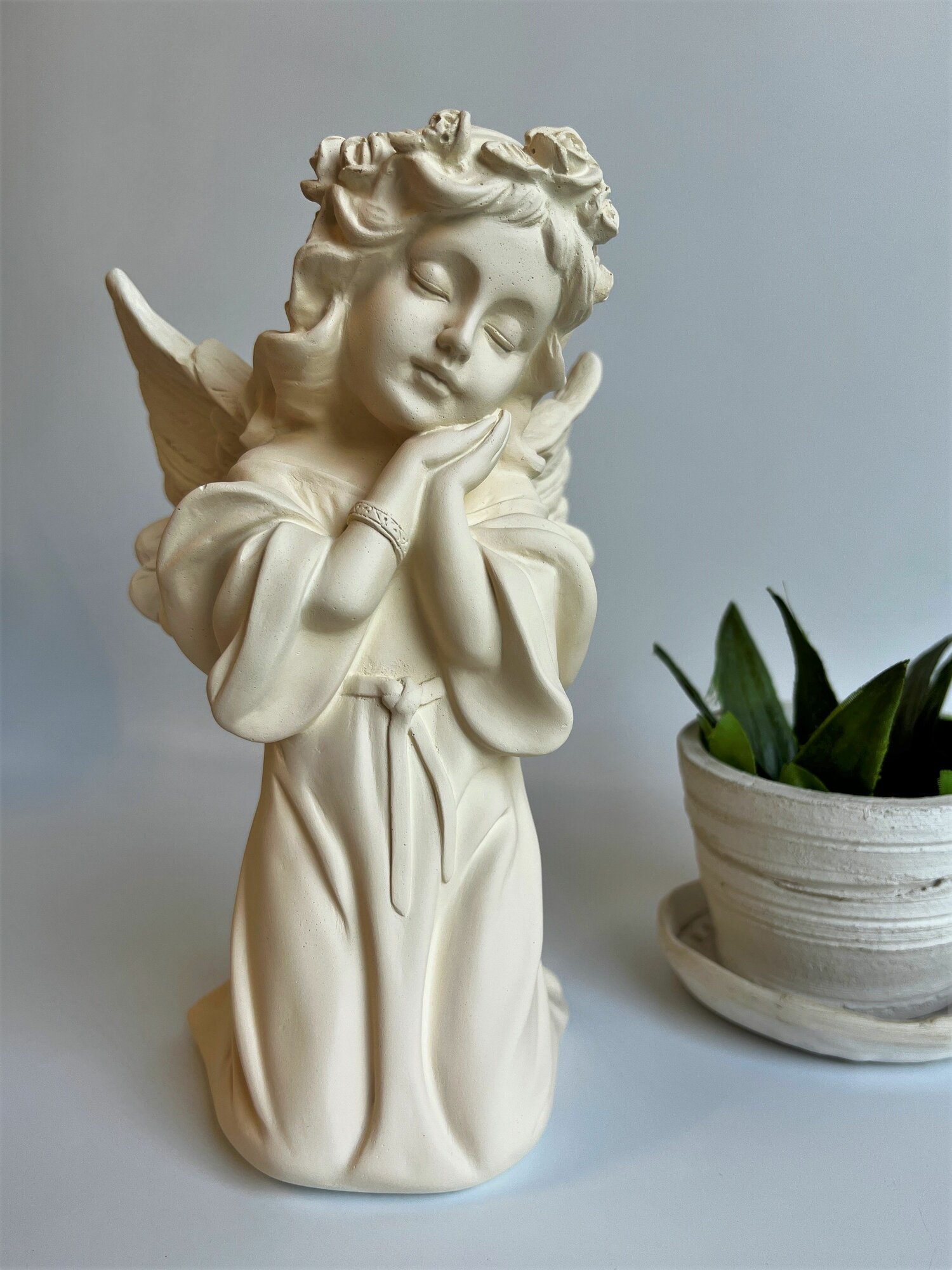 Статуэтка ангел бежевый. Гипс. Высота 20 см.