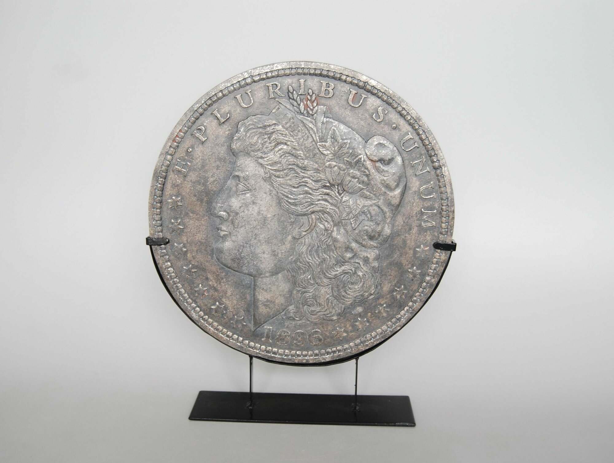 Монета на подставке интерьерная