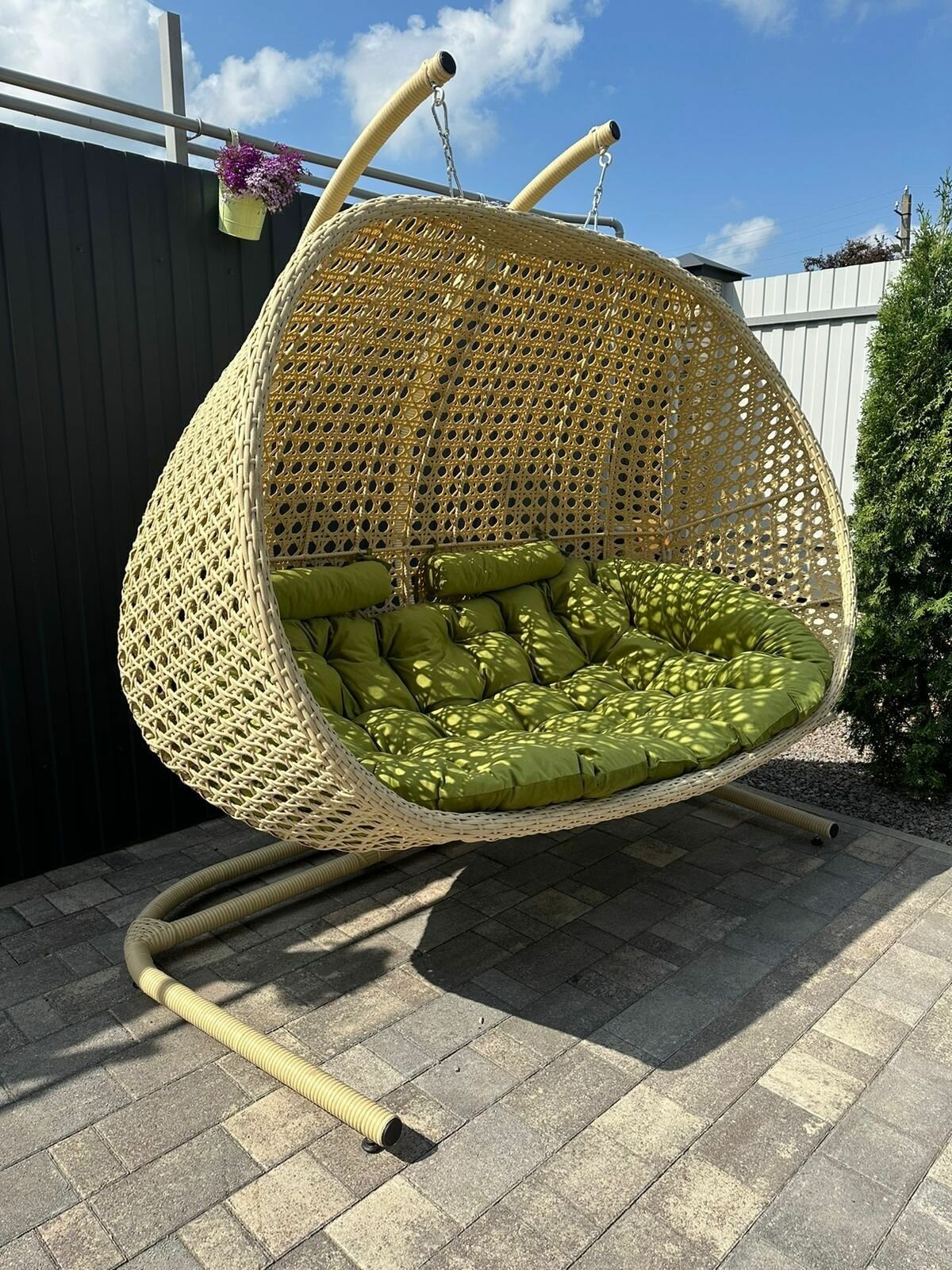 Подвесной диван кокон из полиротанга 2-местный со стойкой, кресло кокон для дачи и террасы с подушками