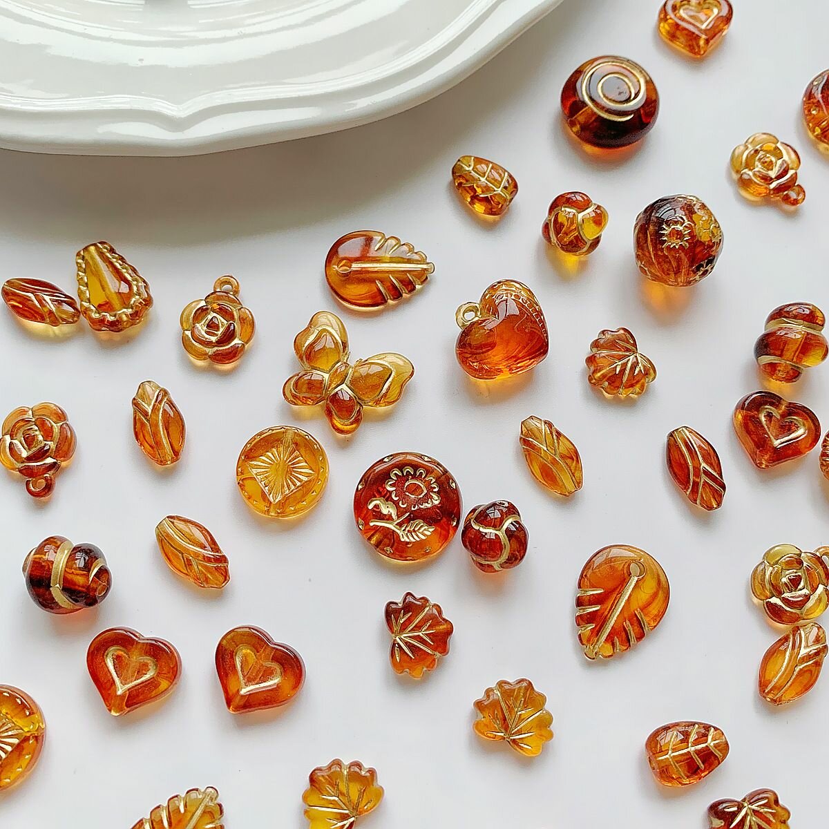 Набор бусин ретро золотой узор 50г янтарный