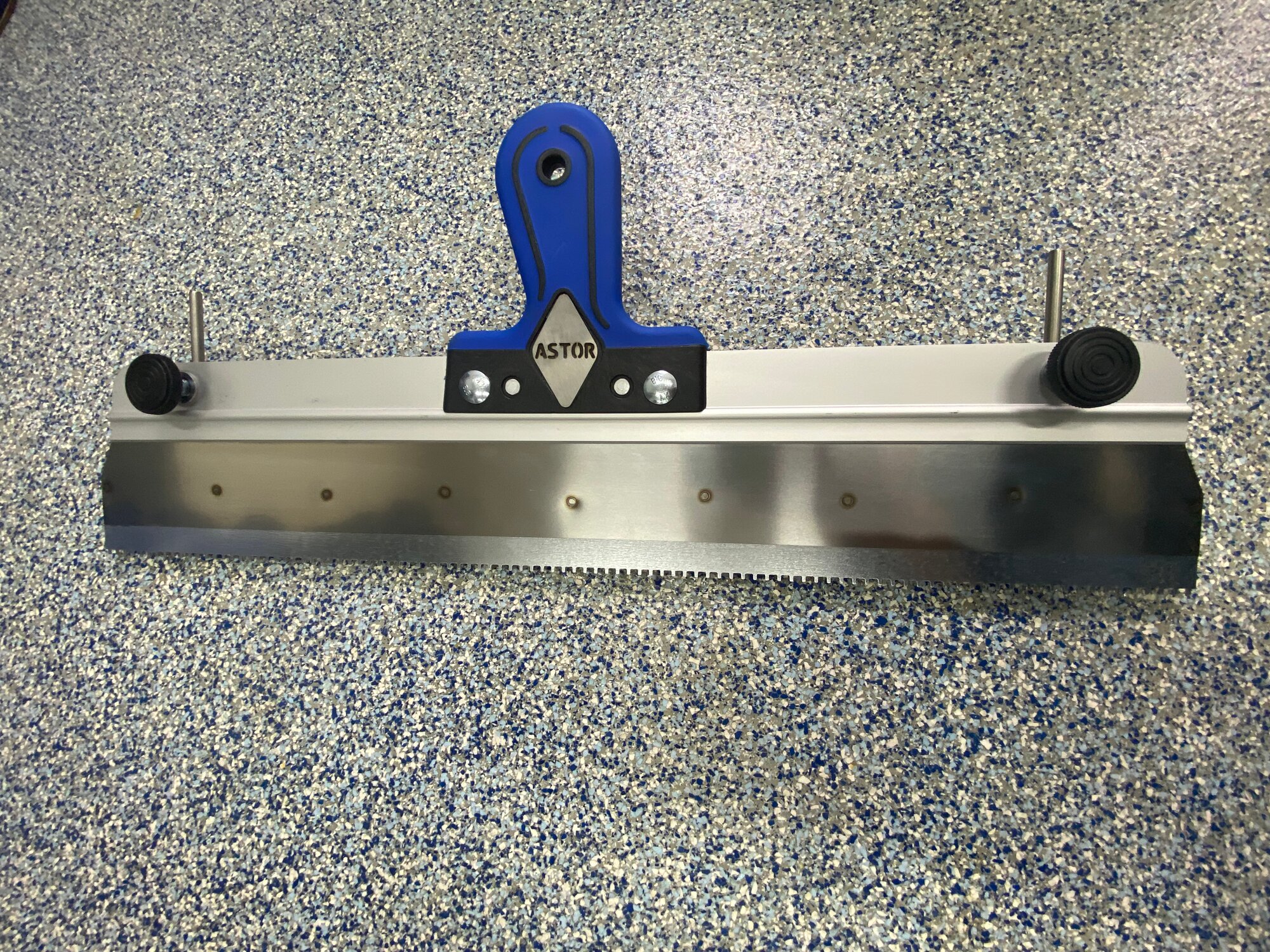 Ракля для наливных полов с регулировкой