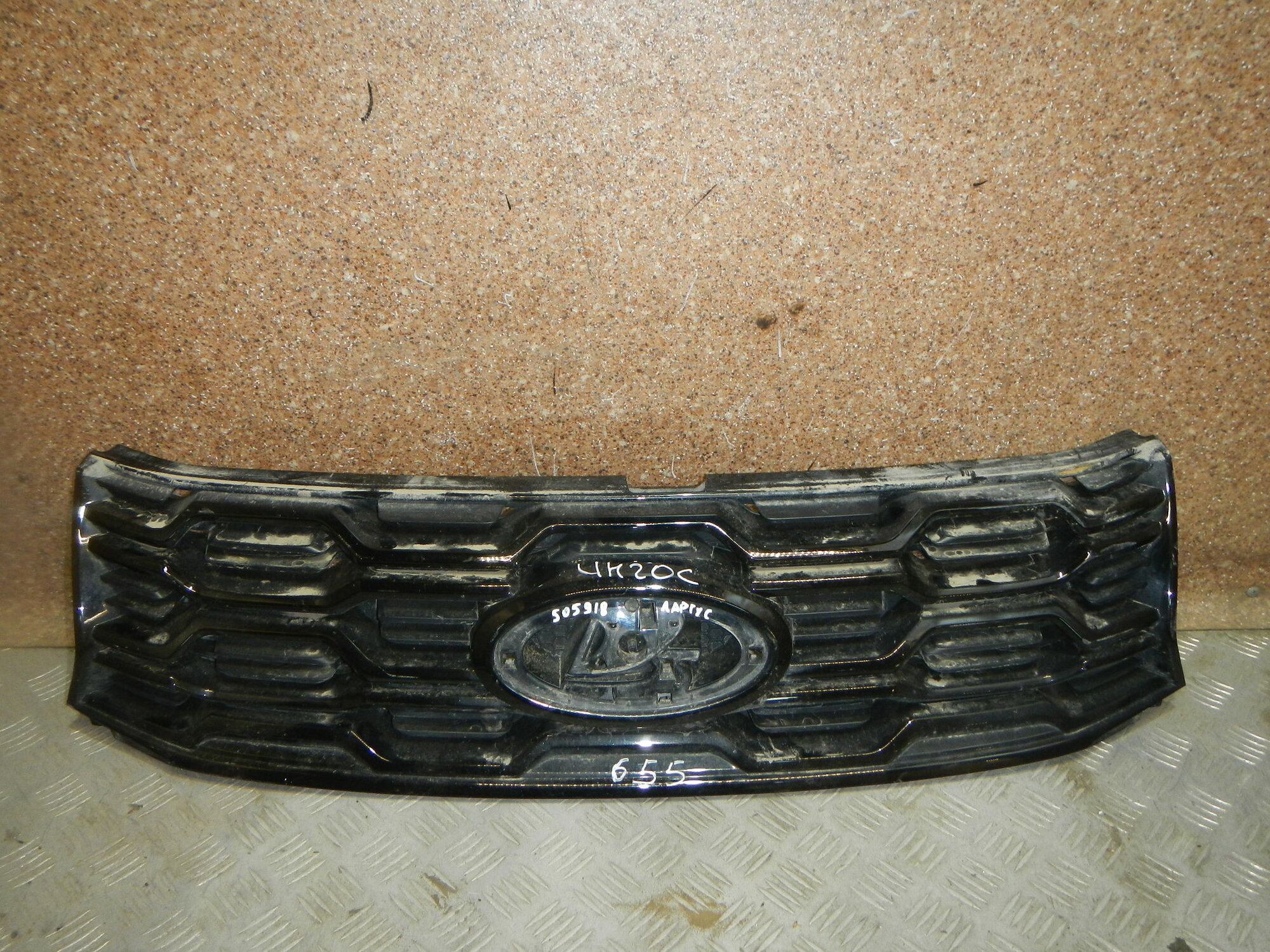 Б/У Решетка радиатора, ВАЗ (VAZ)-LADA LARGUS (ларгус) LADA LARGUS (Ларгус) 20-,кросс,2 части. Трещина на креплении,царапи...