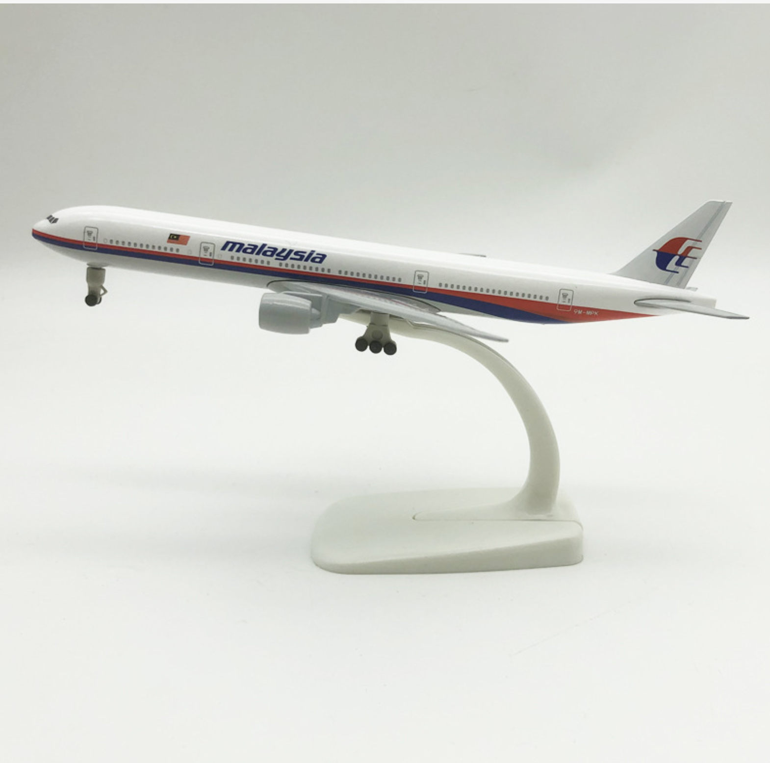 Malaysia Airlines Металлический самолет 20 см Boeing 777 на подставке