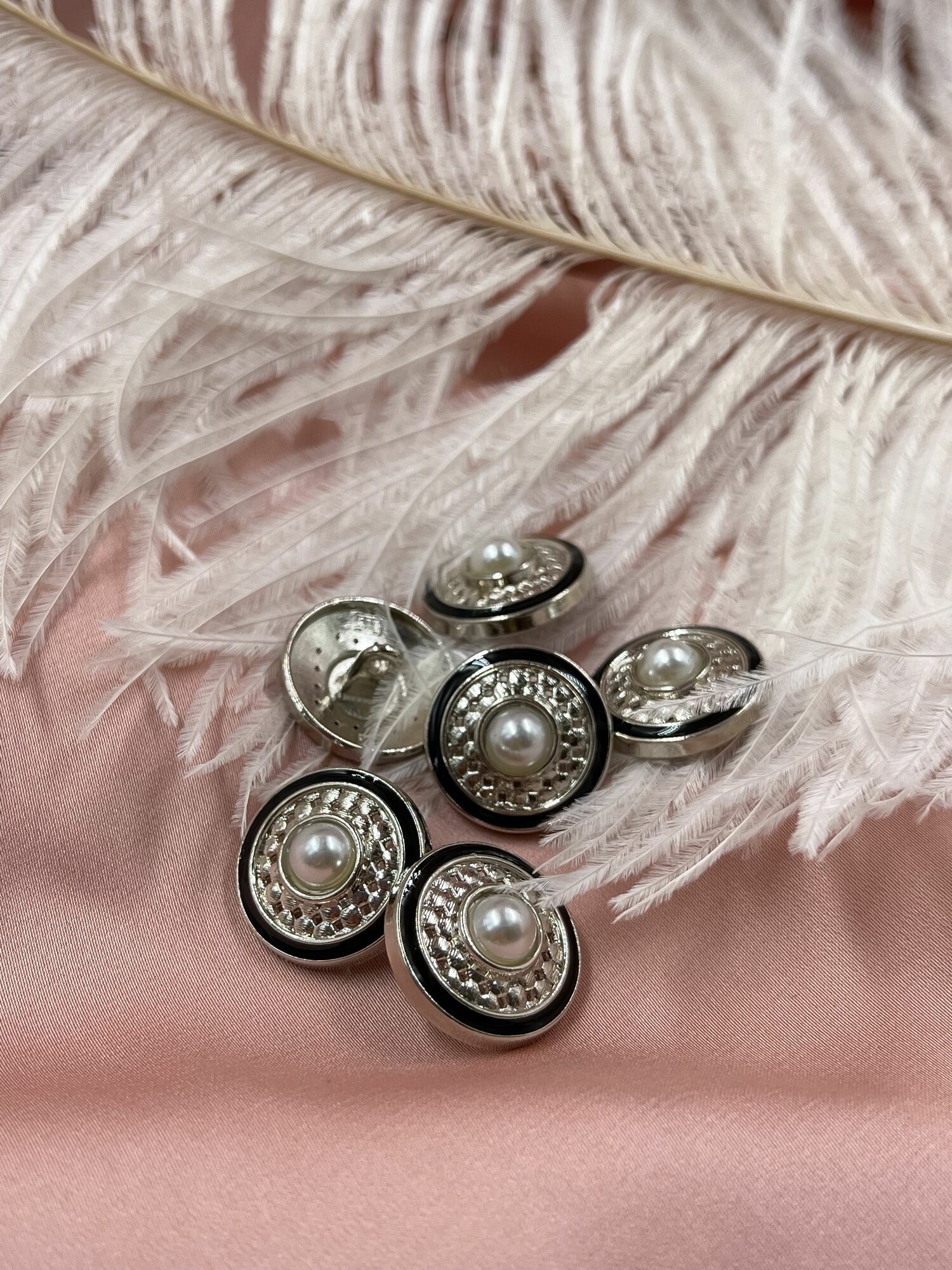 Пуговицы серебристые с жемчугом и черной эмалью 18 мм, 6 штук