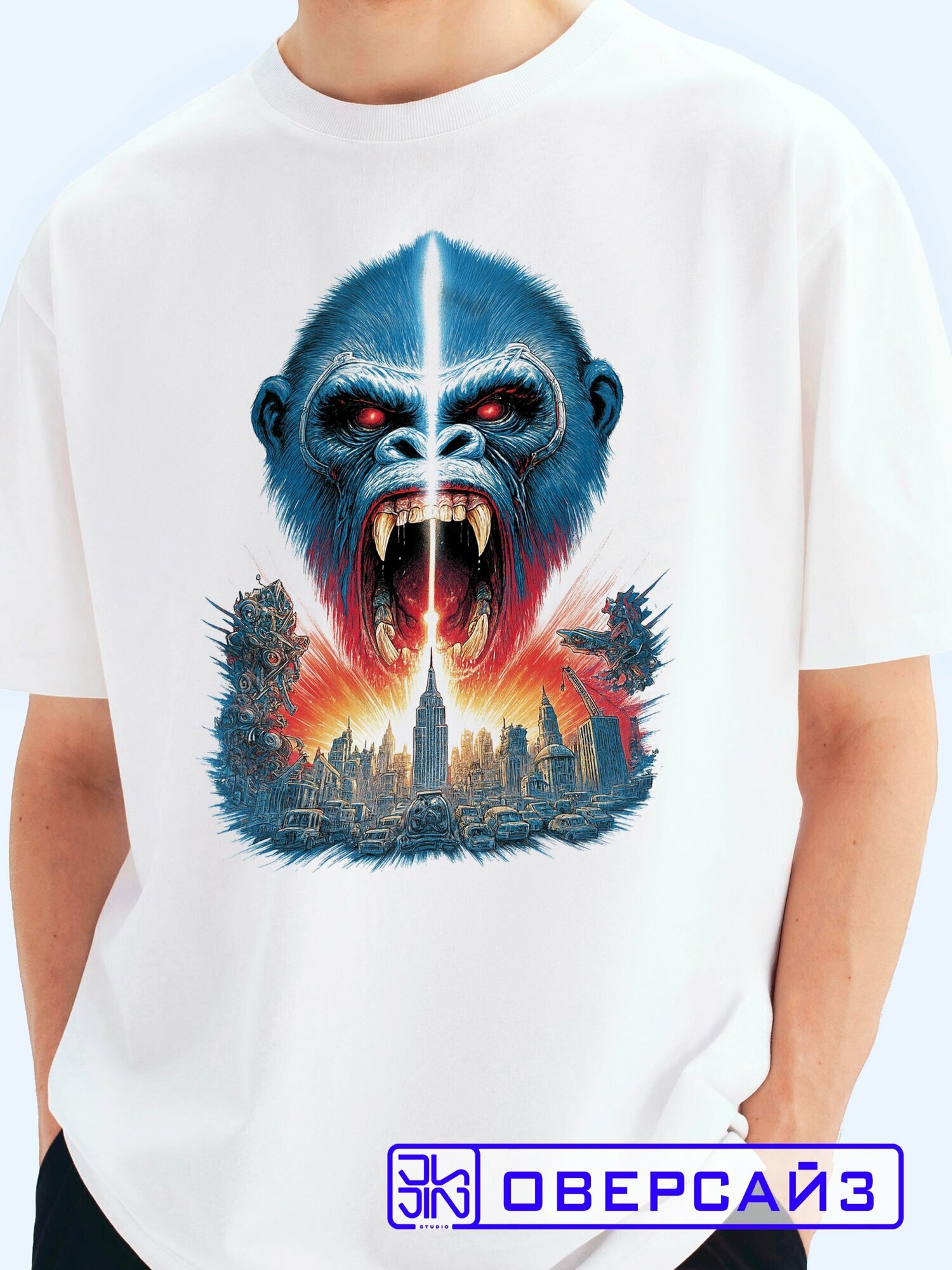 Футболка оверсайз мужская с принтом Агрессивная, вызывающая горилла с черно-синим лицом и лазерным синим взрывом, белый хлопковый трикотаж с прикольным рисунком на груди