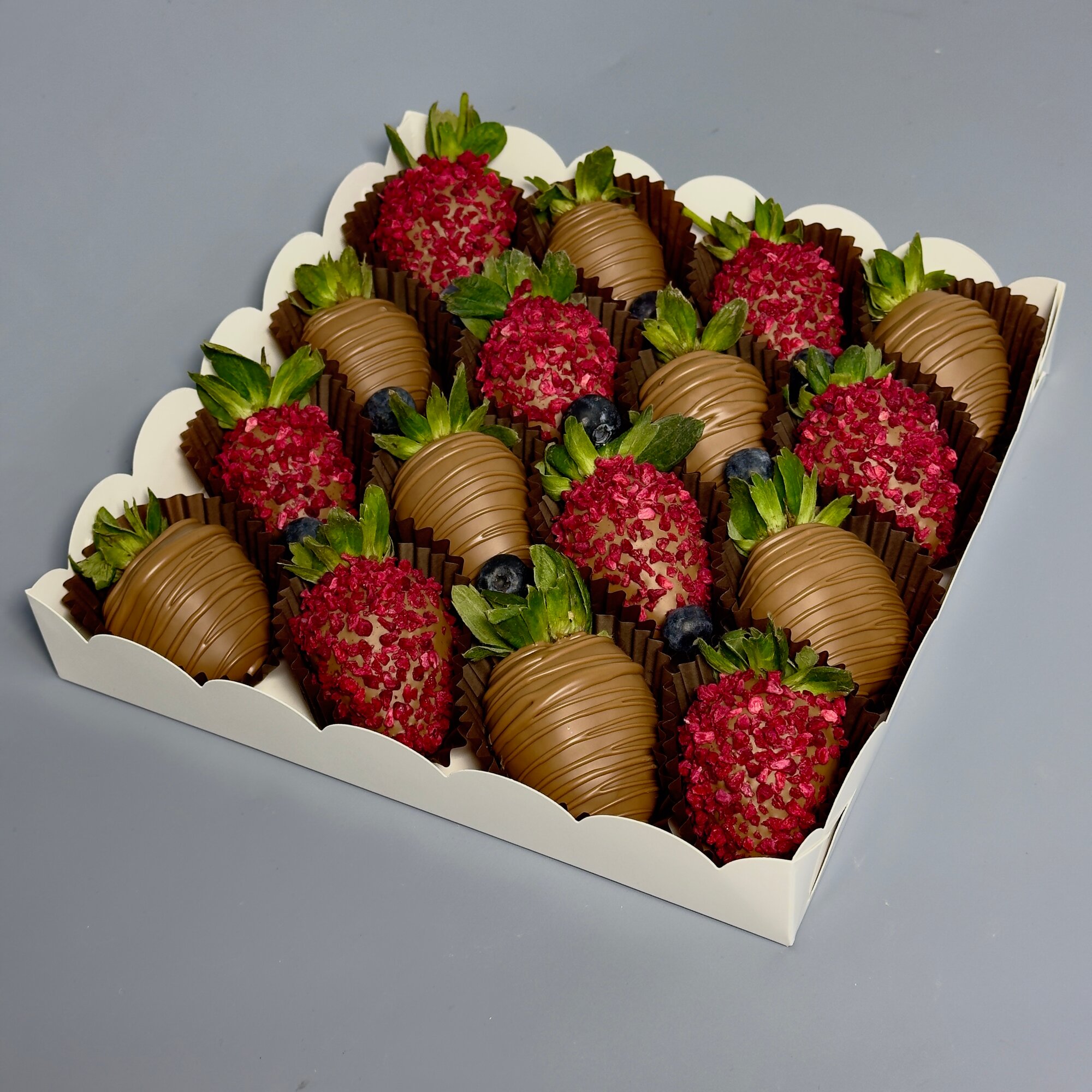 Набор клубника в шоколаде «Малиновый» (16-20 штук) в подарочной упаковке