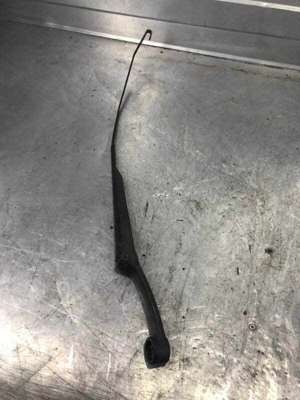 Поводок стеклоочистителя Лада Калина 1118 11194 2004 прав. (б/у) 11185205066