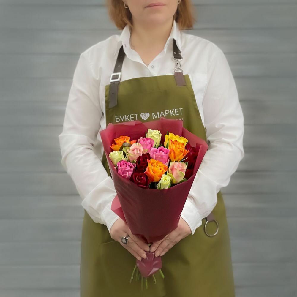 Букет из 19 разноцветных роз 40см в упаковке микс от Букет Маркет