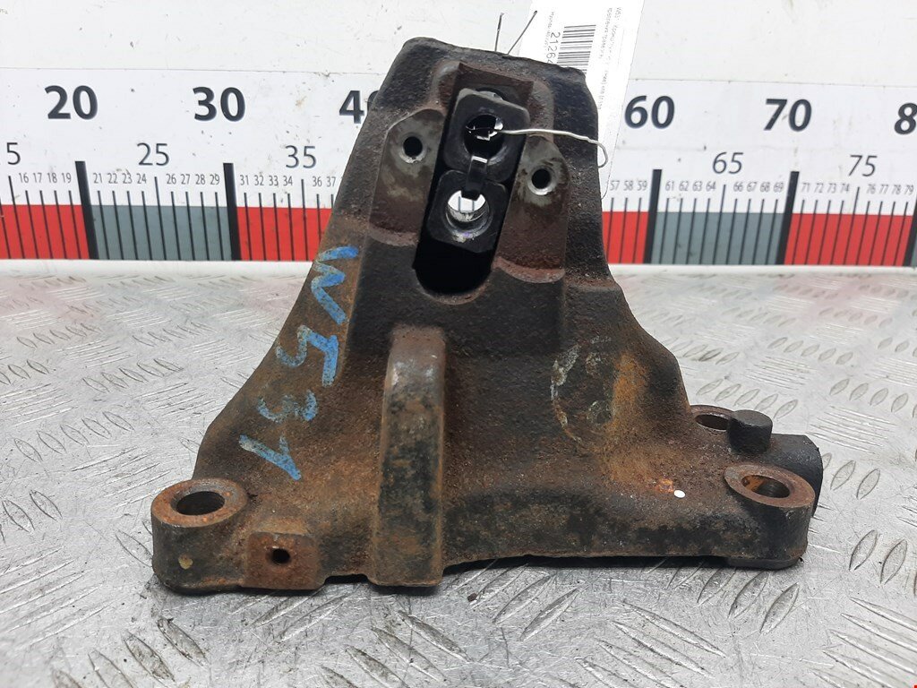 Кронштейн (крепление лапа траверса) кпп Hyundai i40 (VF) арт. 2126474
