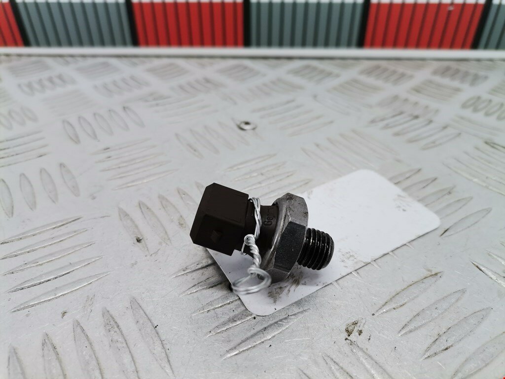 Датчик давления масла BMW 3-Series (F30/F31/F34/F35) 12618611273 арт. 1983415