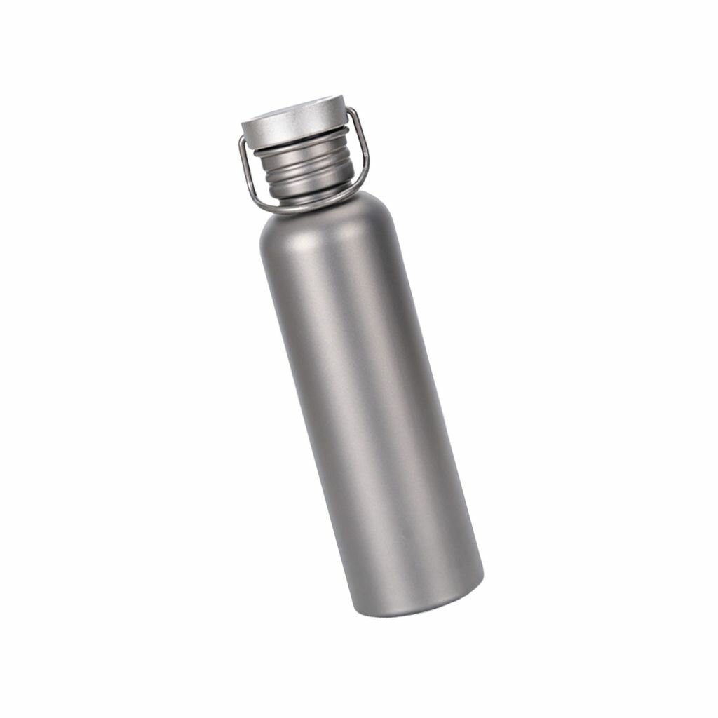 Титановая бутылка для воды на открытом воздухе