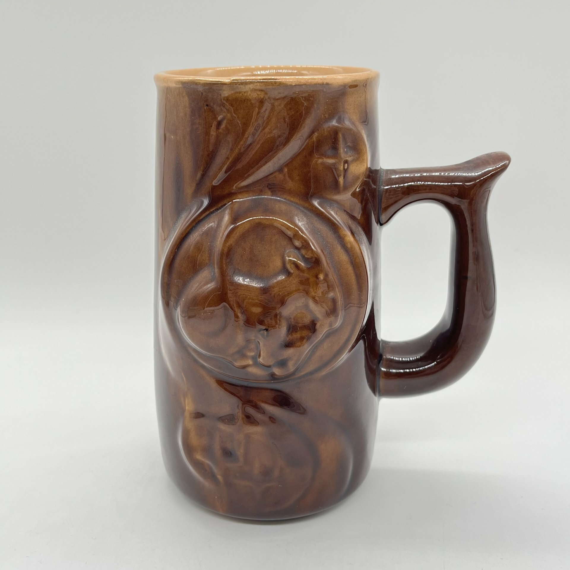 Кружка пивная "Козерог" с монохромным объемным декором, керамика, глазурь, СССР