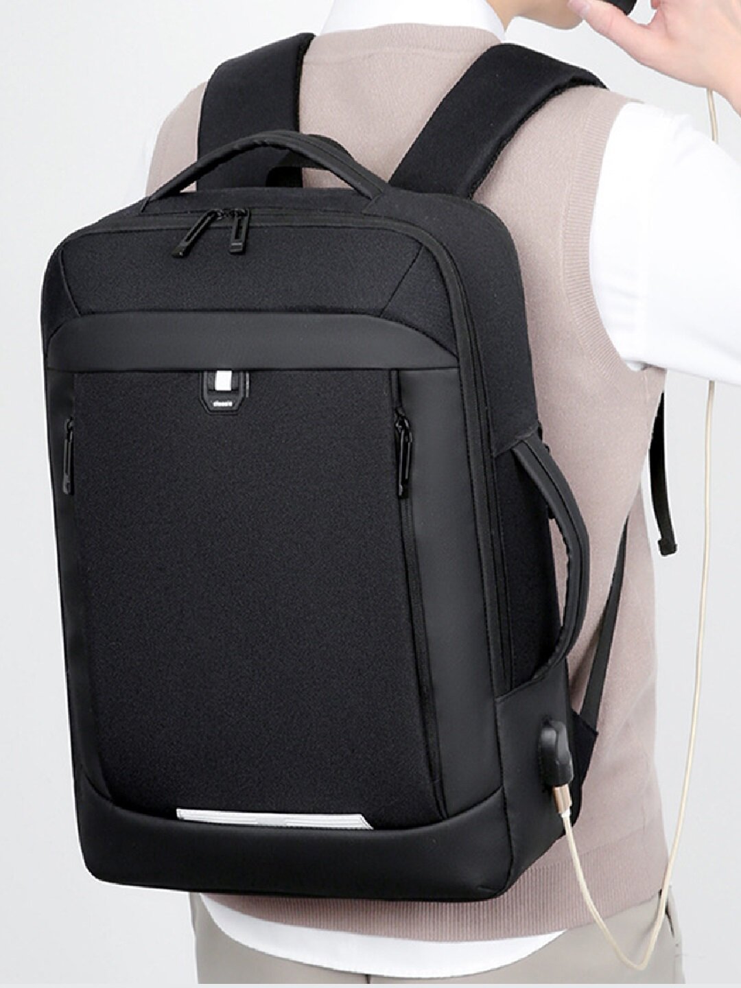 Рюкзак, водонепроницаемый, городской, USB-выход, 20-35 л, черный