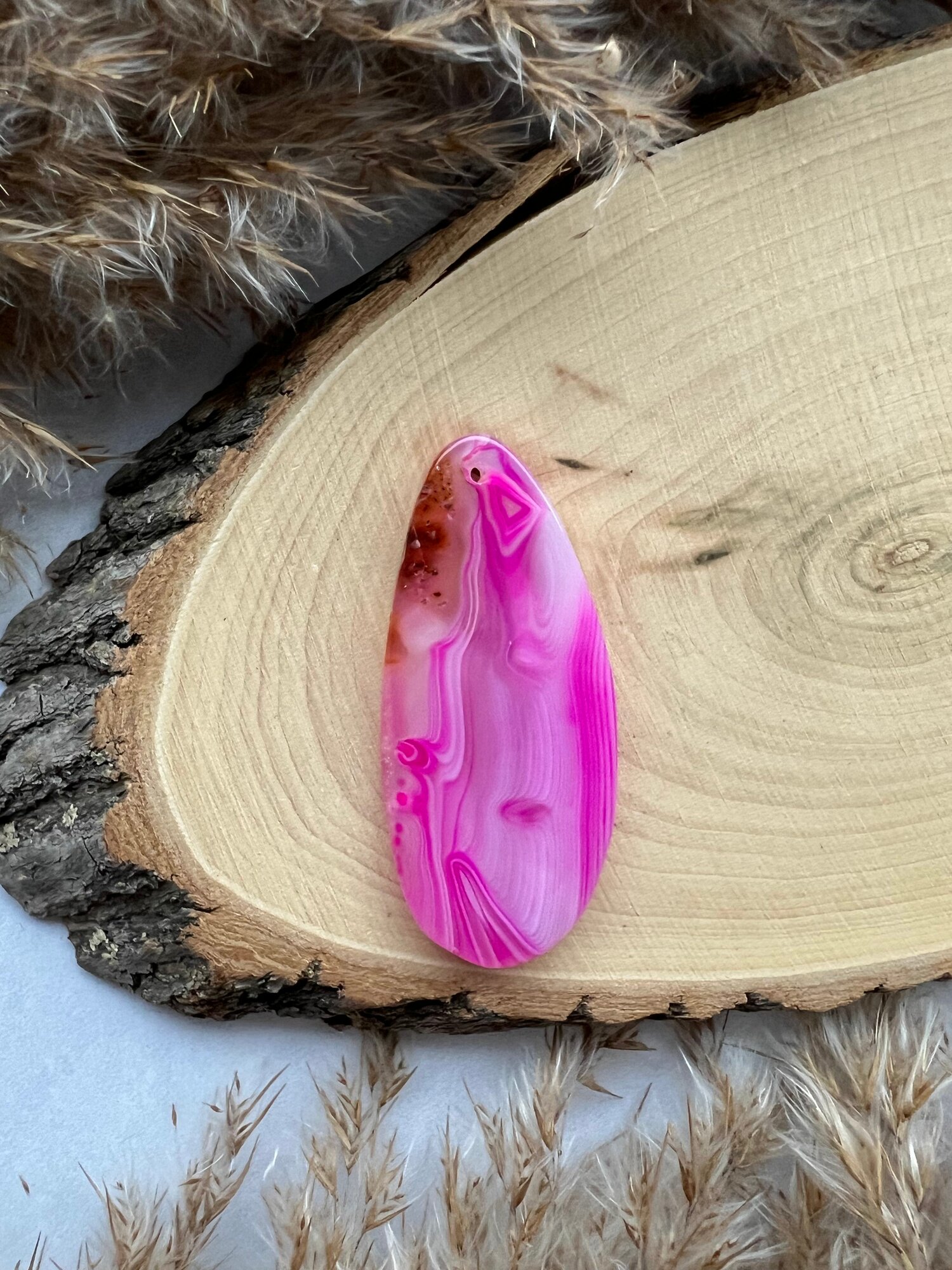 Малый срез агата натурального с отверстием (тонирован в розовые тона)