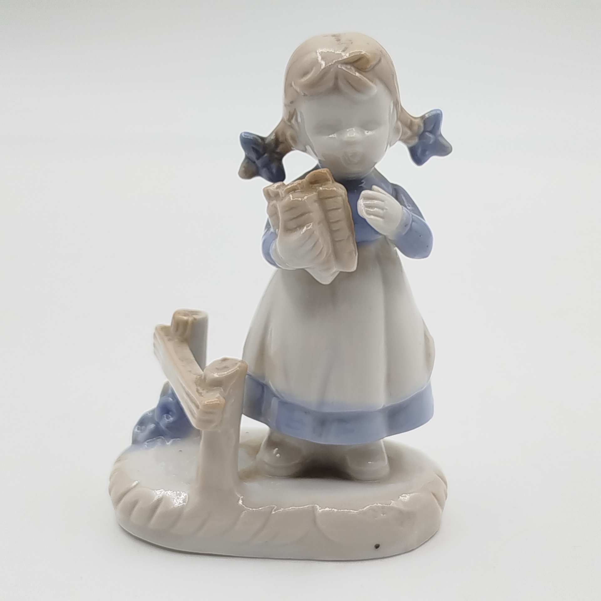 Статуэтка "Девочка с морковкой", фарфор, роспись, Европа, 1990-2010 гг.