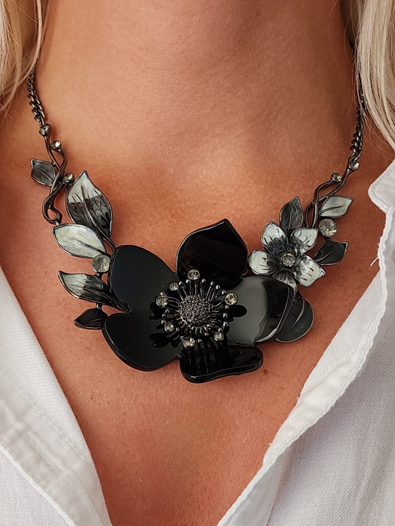 Комплект бижутерии: колье, серьги, эмаль, стекло