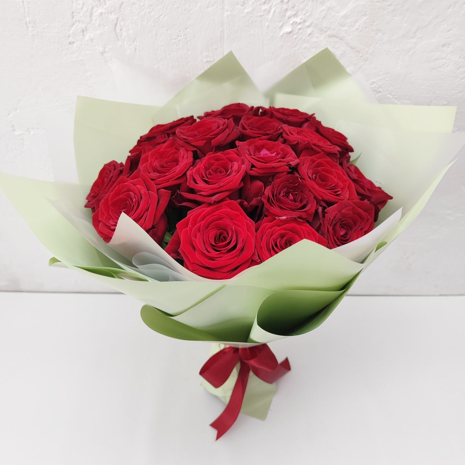 Букет 19 роз в дизайнерской упаковке