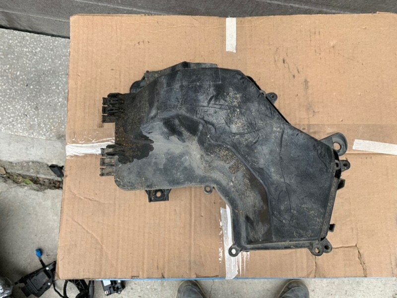 Корпус блока предохранителей Audi A6 C6 3.2 AUK 2006 (б/у) 4F1937575