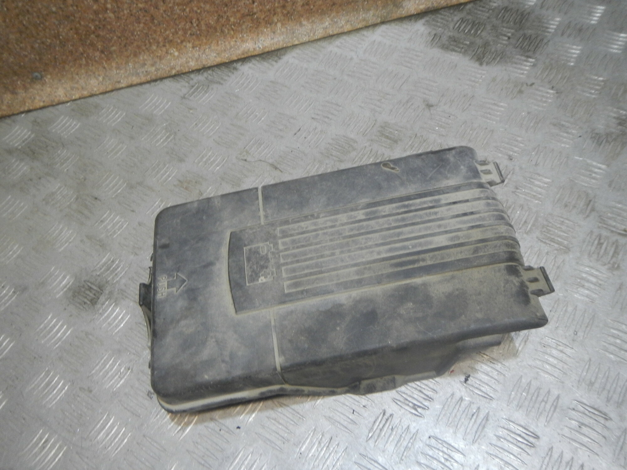 Б/У Крышка аккумулятора, Volkswagen (Фольксваген)-JETTA (06-11) VOLKSWAGEN JETTA (06-11) Царапины. 520411 VAG арт. 1K091...