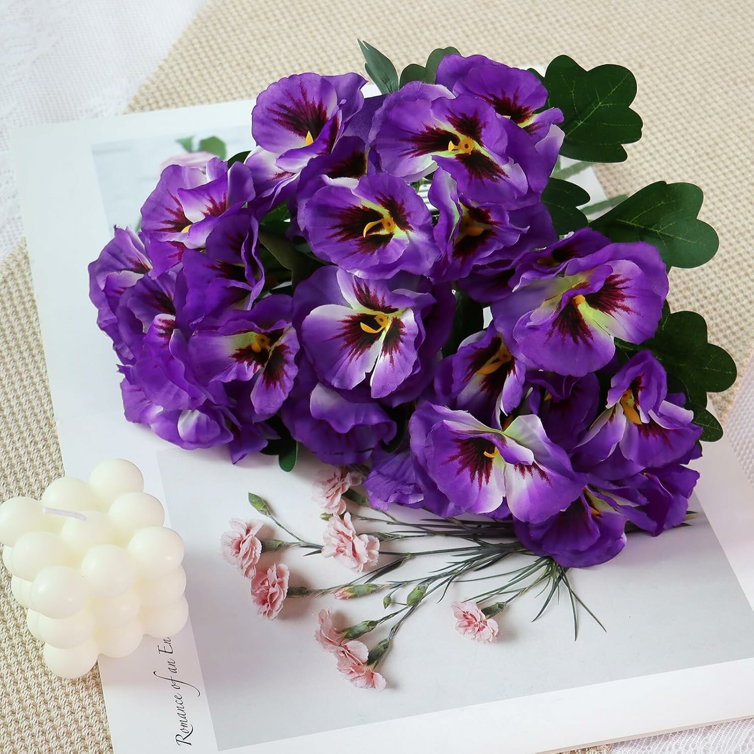 Искусственные цветы анютины глазки на открытом воздухе