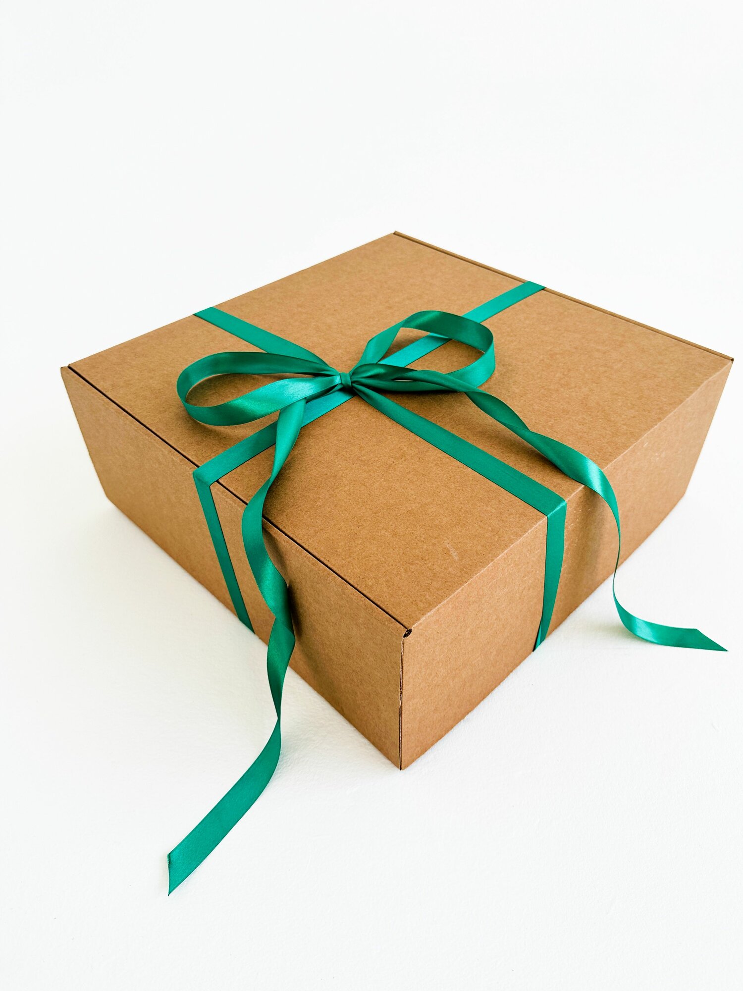 Подарочная коробка GILEV 37х37х14см с зеленой лентой