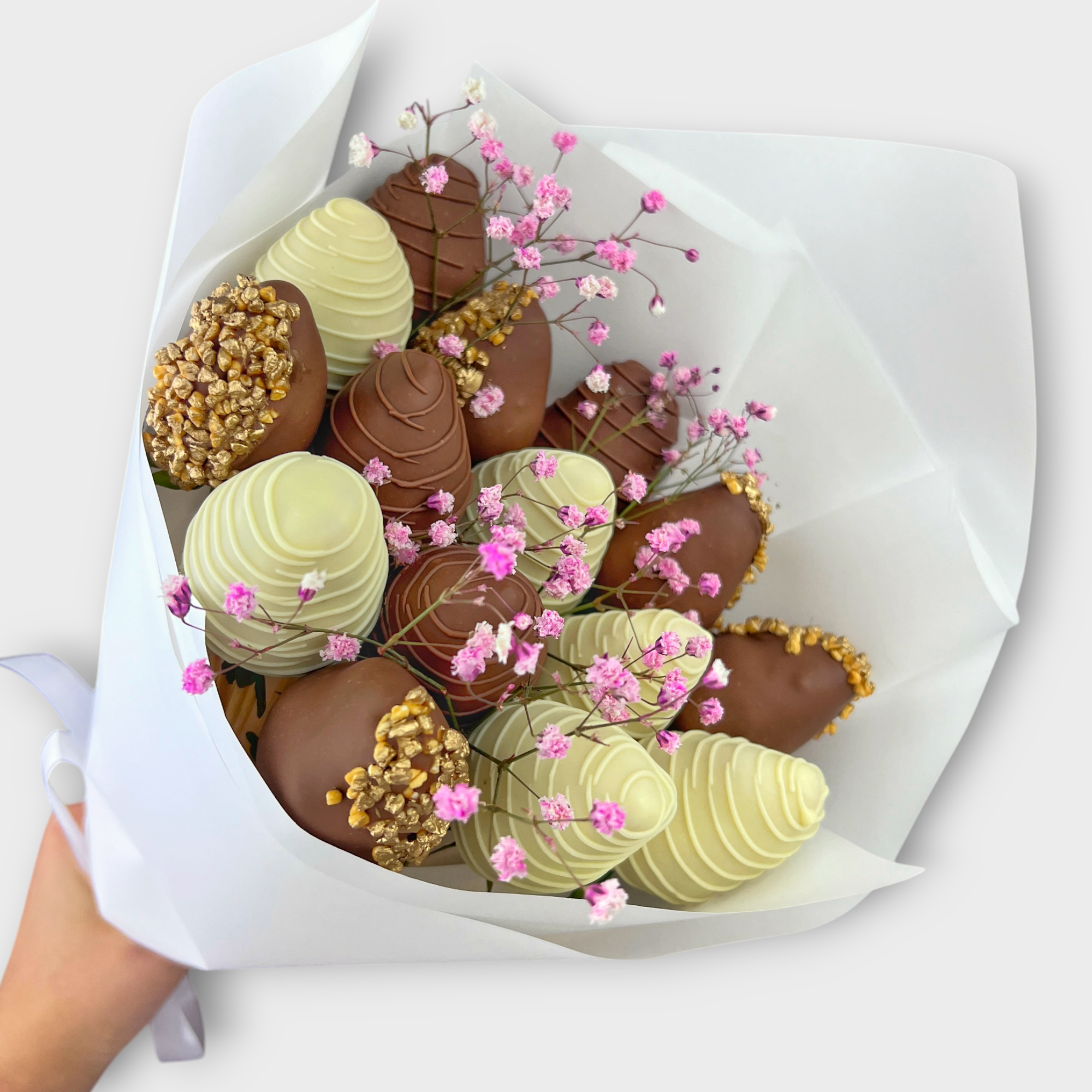 Букет из гипсофилы и клубники в шоколаде «Искренность»