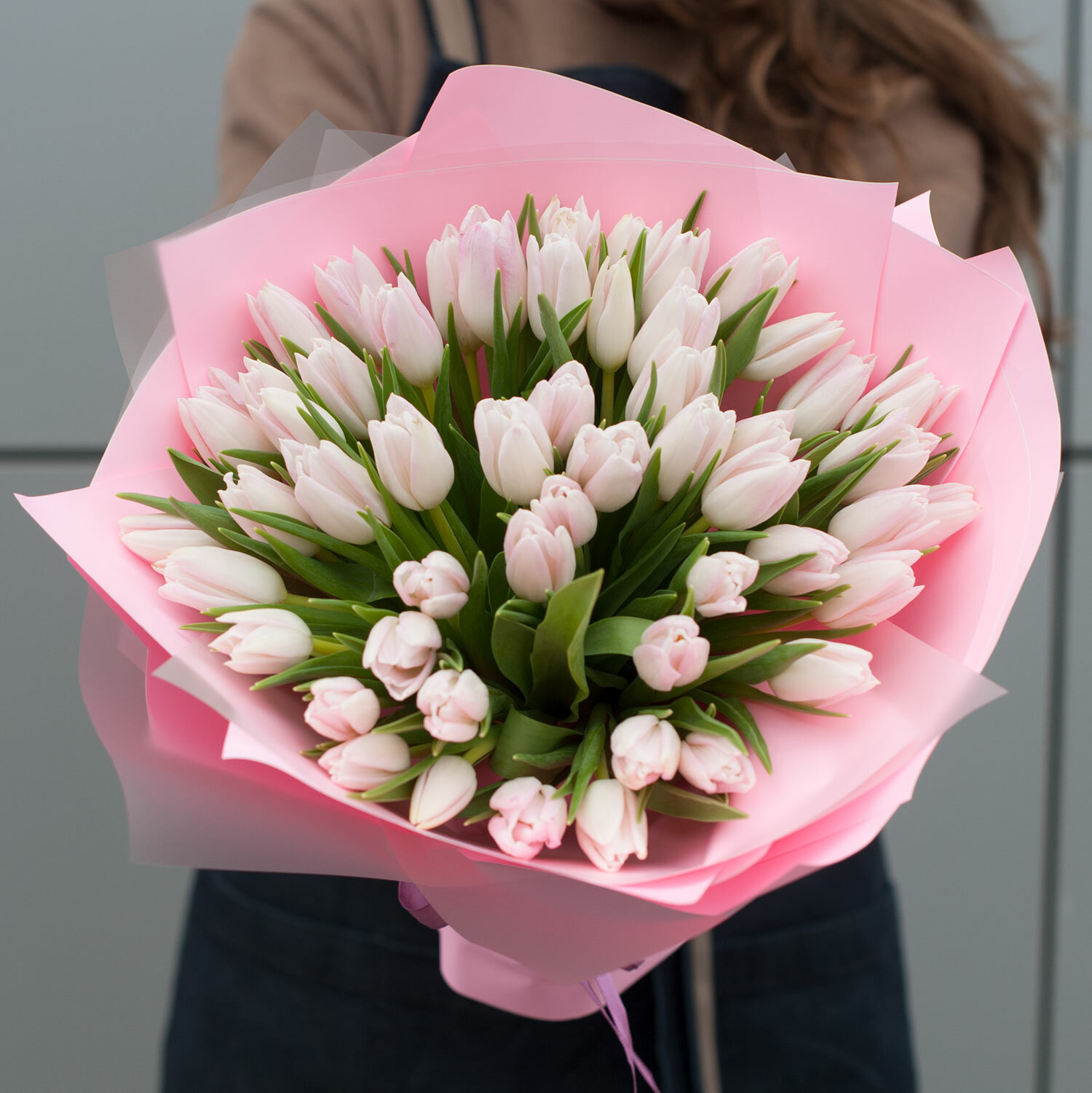 Букет из нежно-розовых тюльпанов в подарочной упаковке "Династия"