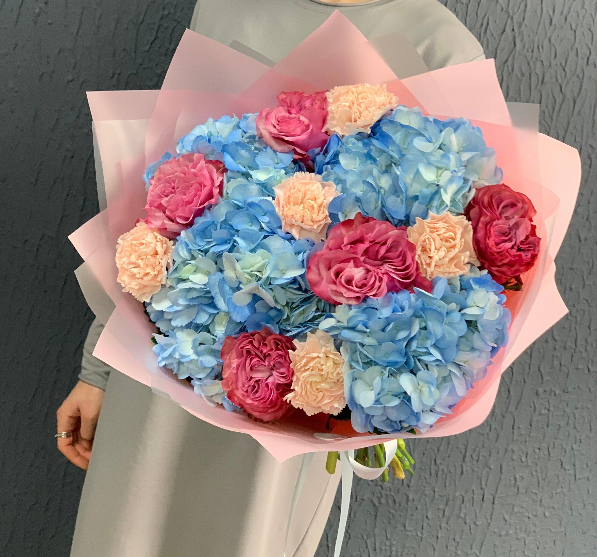 Букет живых цветов из гортензий, диантус и эквадорской розы в дизайнерской упаковке