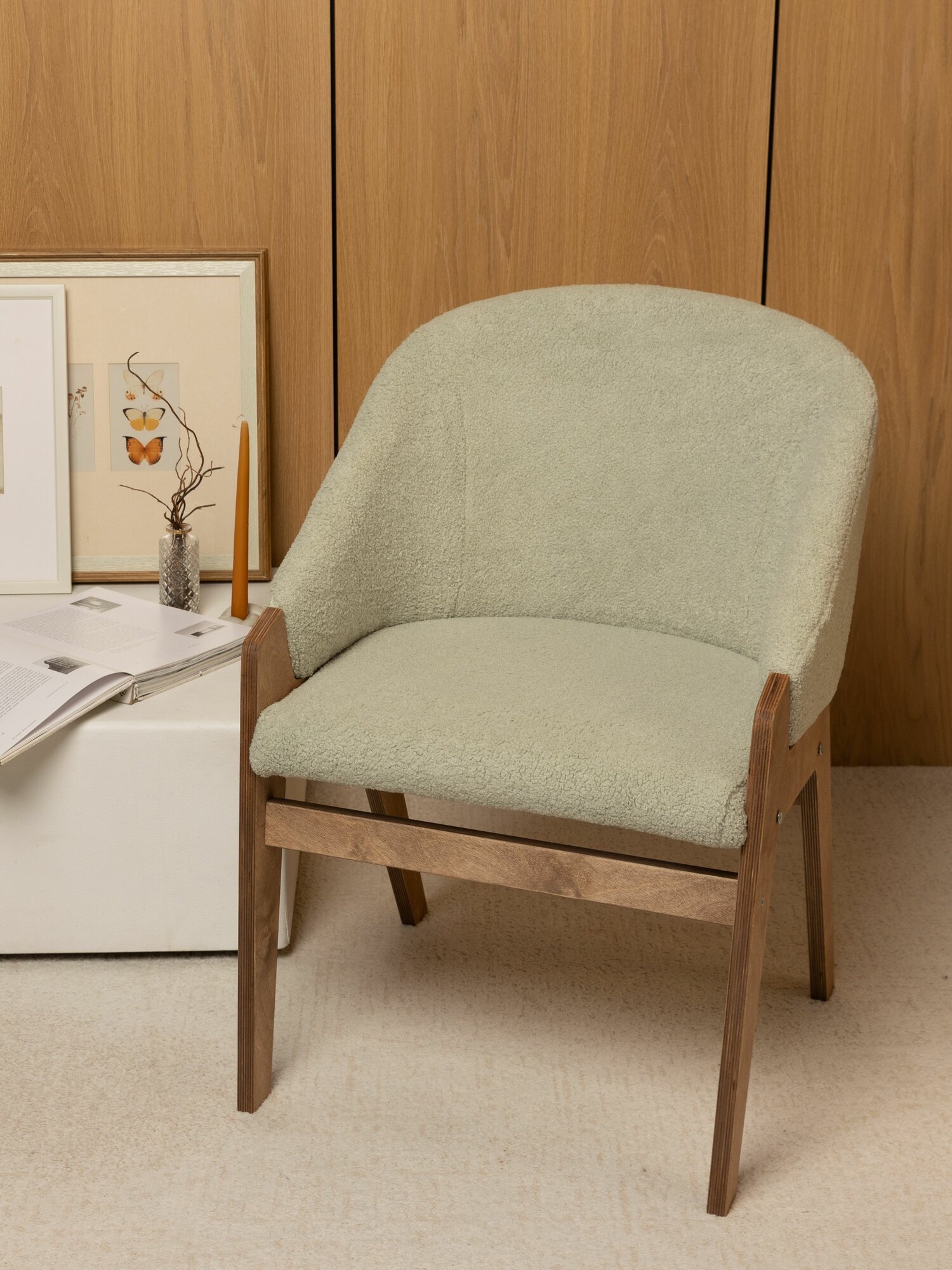 Кресло мягкое в гостиную LOTOS на деревянных ножках