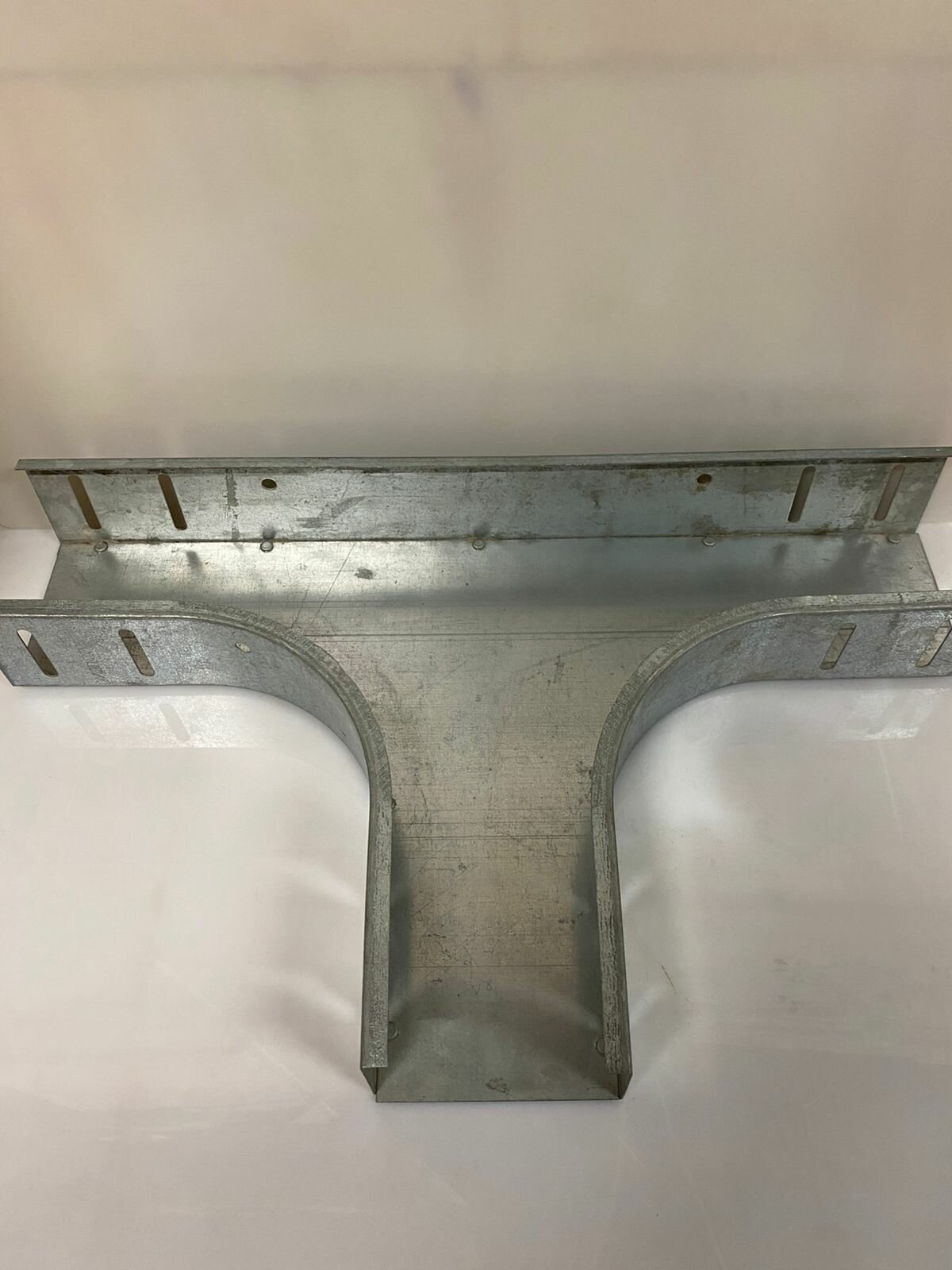 Ответвление Т-образное для кабельных лотков 100х70 стальной материал