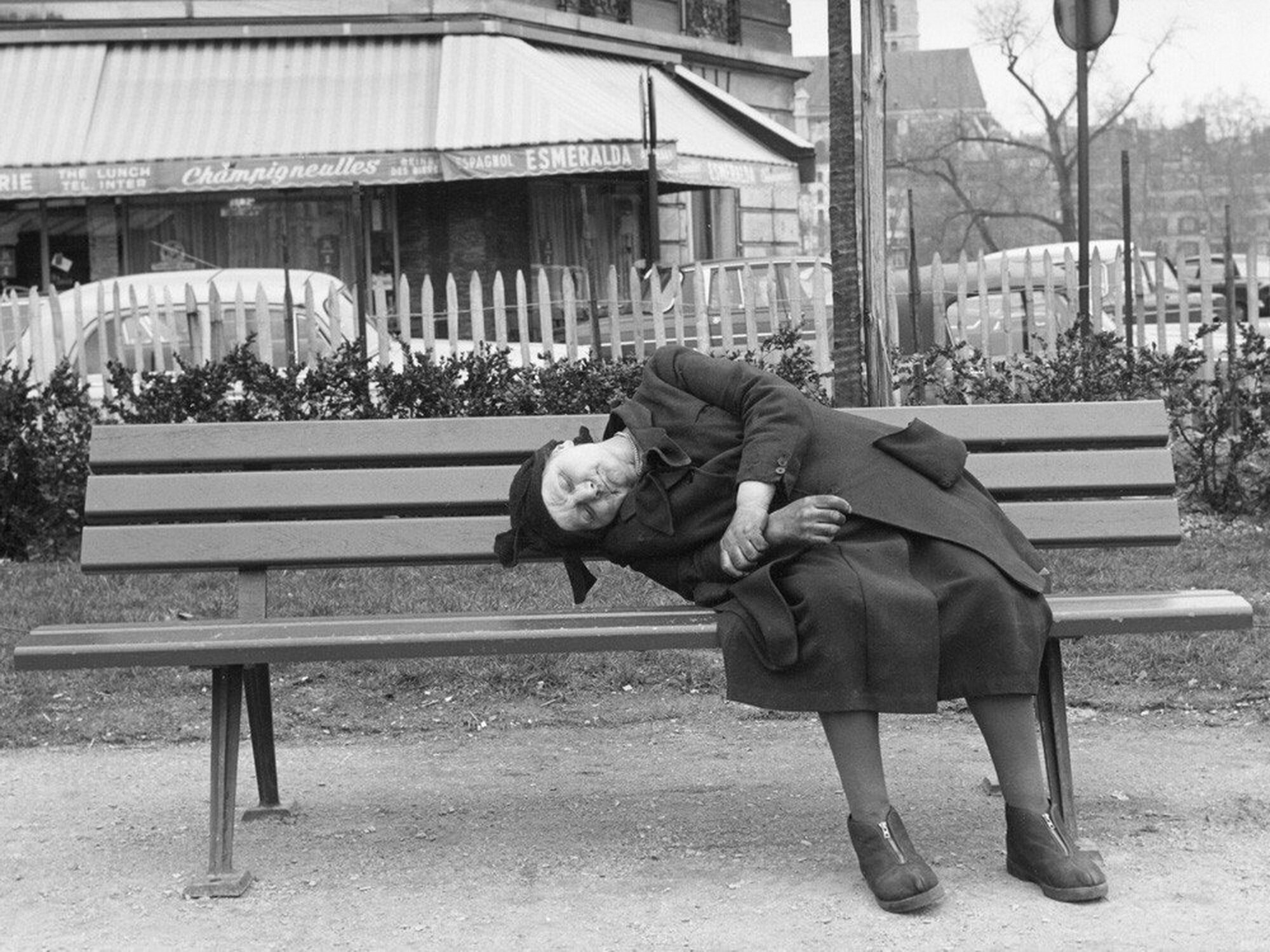 Плакат, постер Уличная фотография: сюрреализм повседневности на бумаге, размер 21х30см