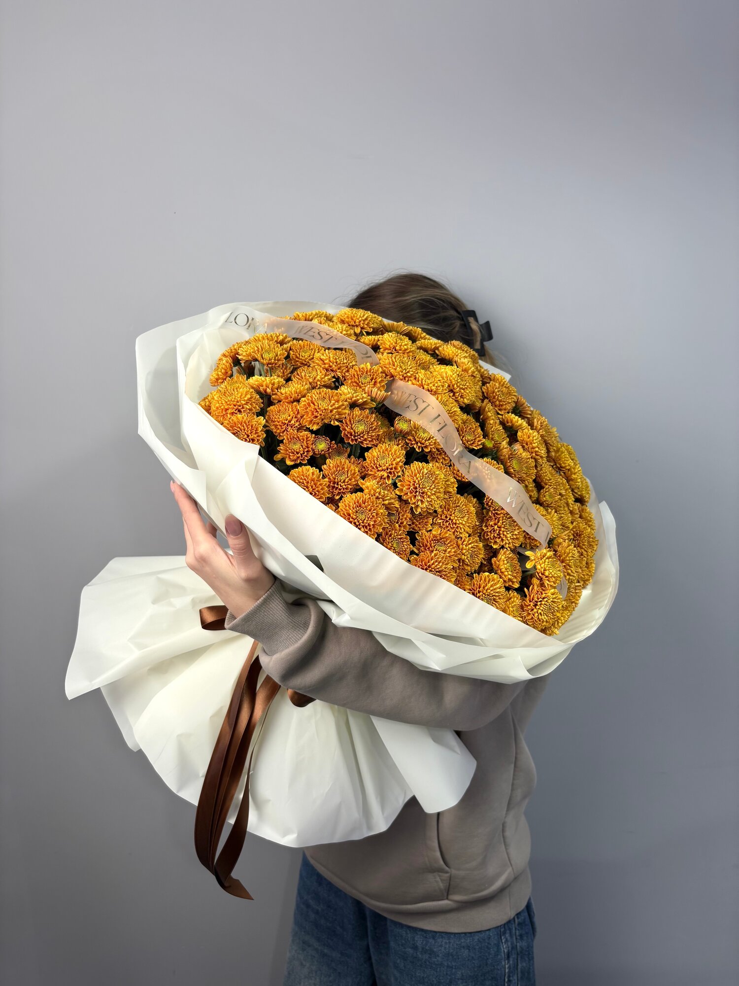 Букет «Оранжевое сияние» от WEST FLORA: 51 хризантема сантини в солнечных тонах