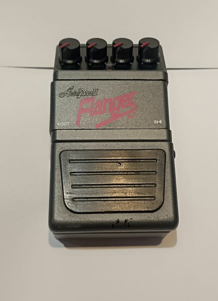 Aria FL-1 Analog Flanger гитарный эффект. Уценка. Незначительные царапины на корпусе