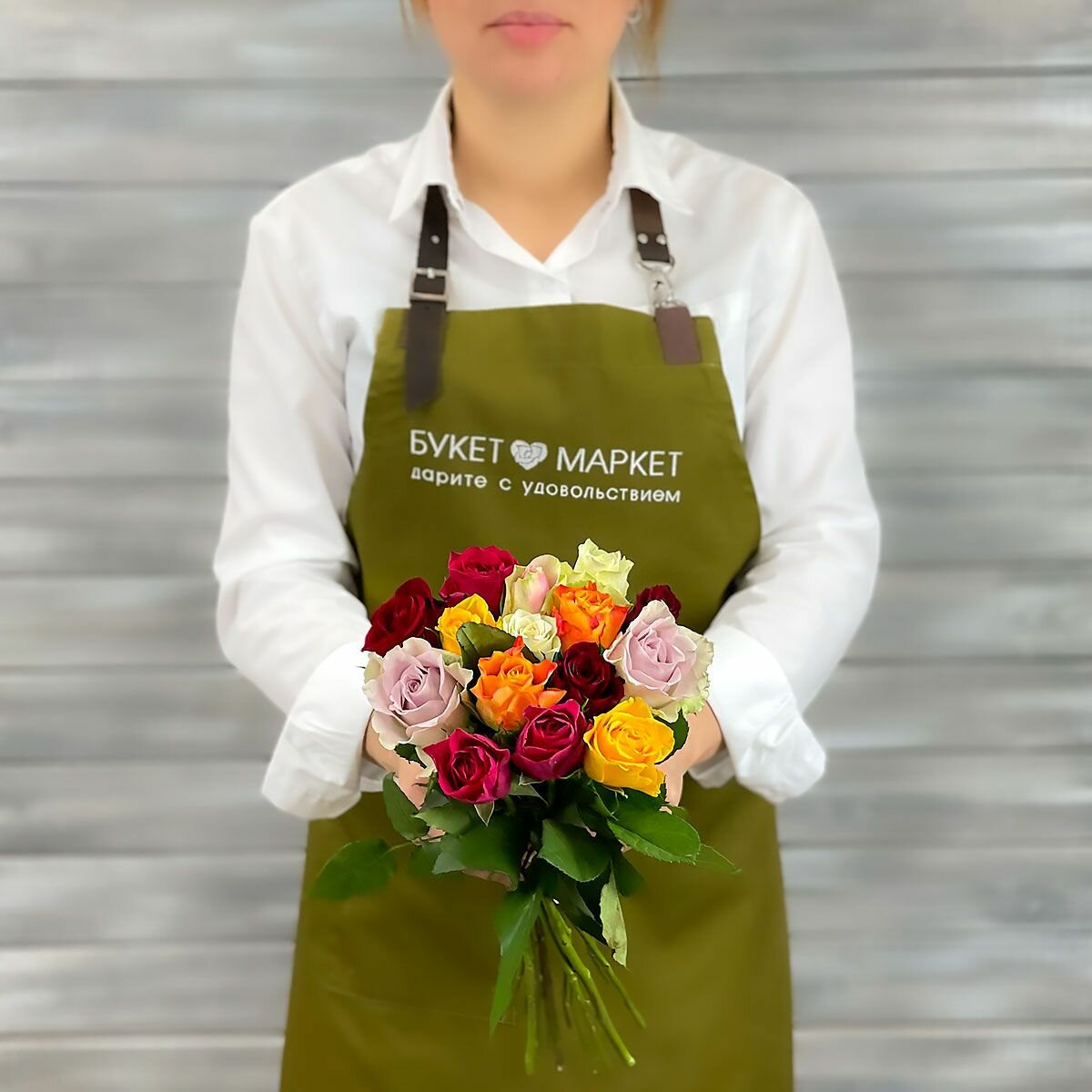 Букет из 21 разноцветной розы с лентой 38см микс от Букет Маркет