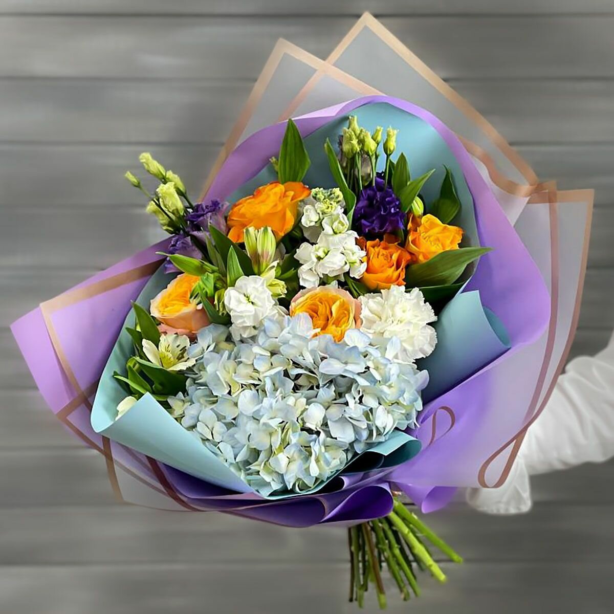 Букет из живых цветов роз, гвоздик и гортензии