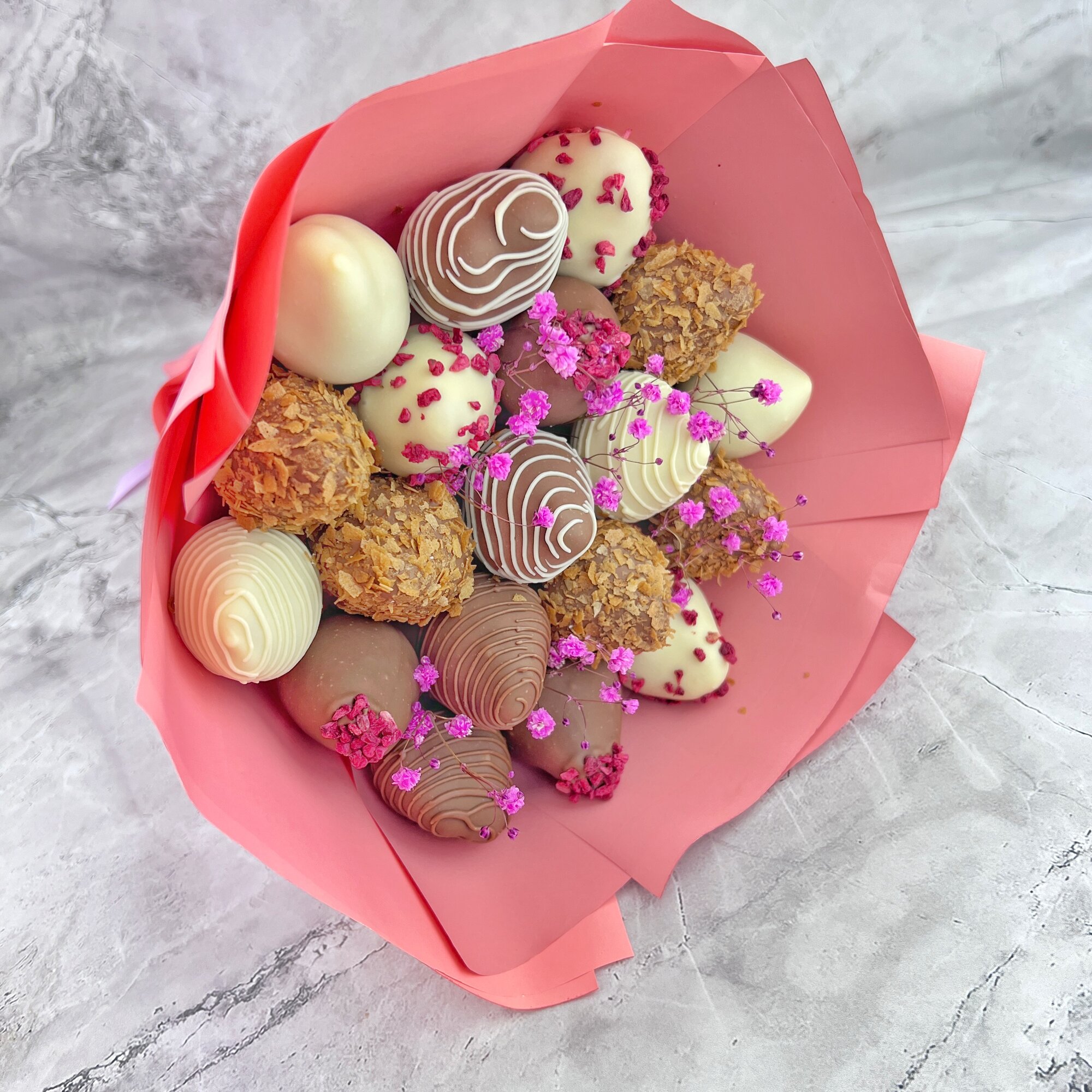 Букет из гипсофилы и клубники в шоколаде Классический