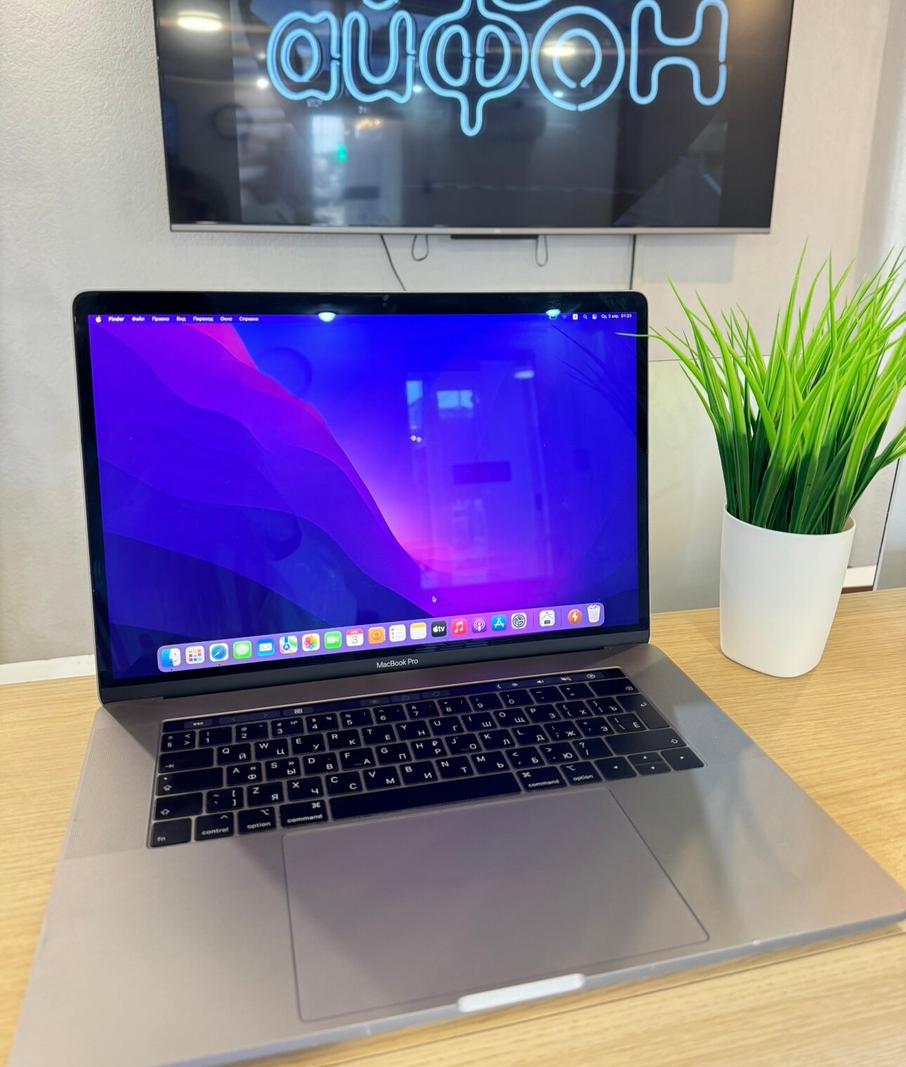 15.4" Ноутбук Apple MacBook Pro 15 Mid 2018 2880x1800, Intel Core i7 2.6 ГГц, RAM 16 ГБ, DDR4, SSD 512 ГБ, AMD Radeon Pro 560X, macOS, RU, MR942RU/A, серый космос